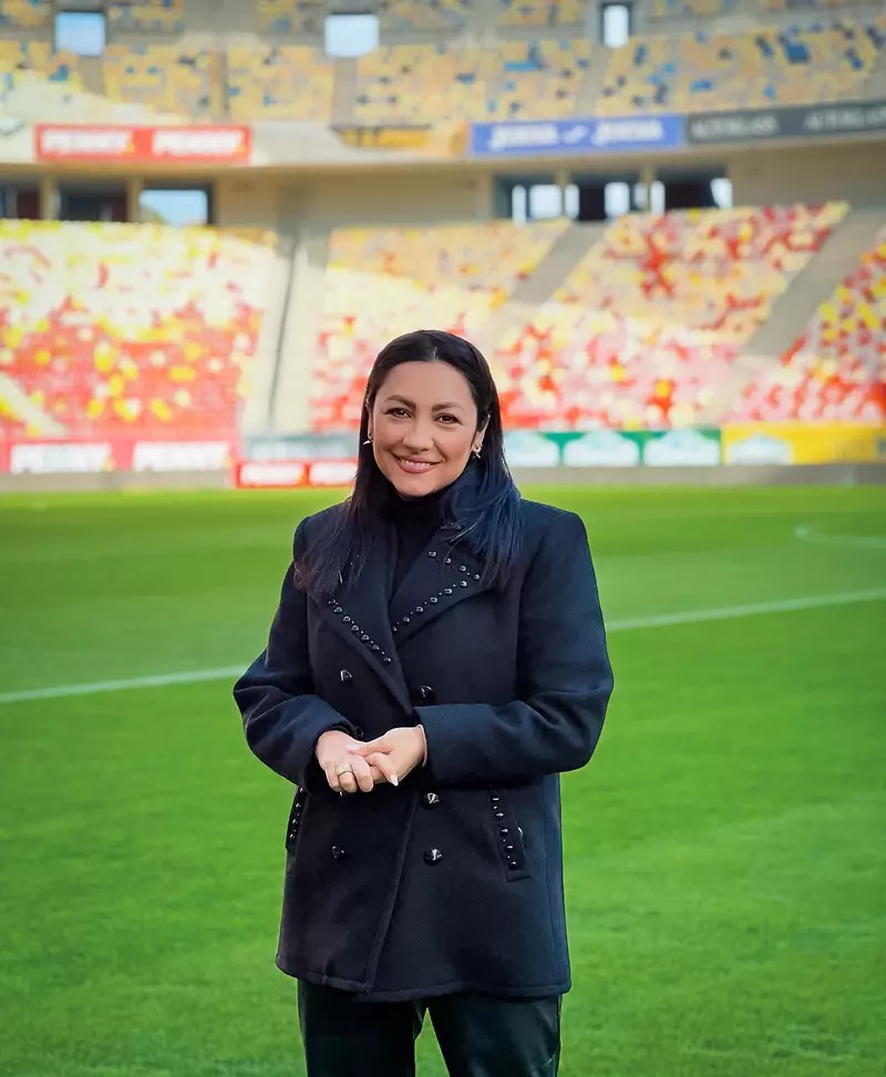 Câți bani a primit Andra ca să cânte imnul la meciul dintre România și ...