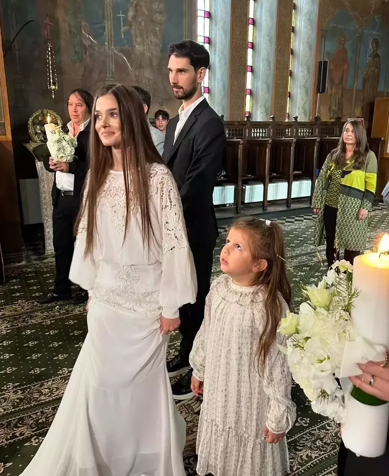 Stiri Directe - Rochia de mireasă a lui Theo Rose, mai ieftină decât o friptură. Cântăreața a ...