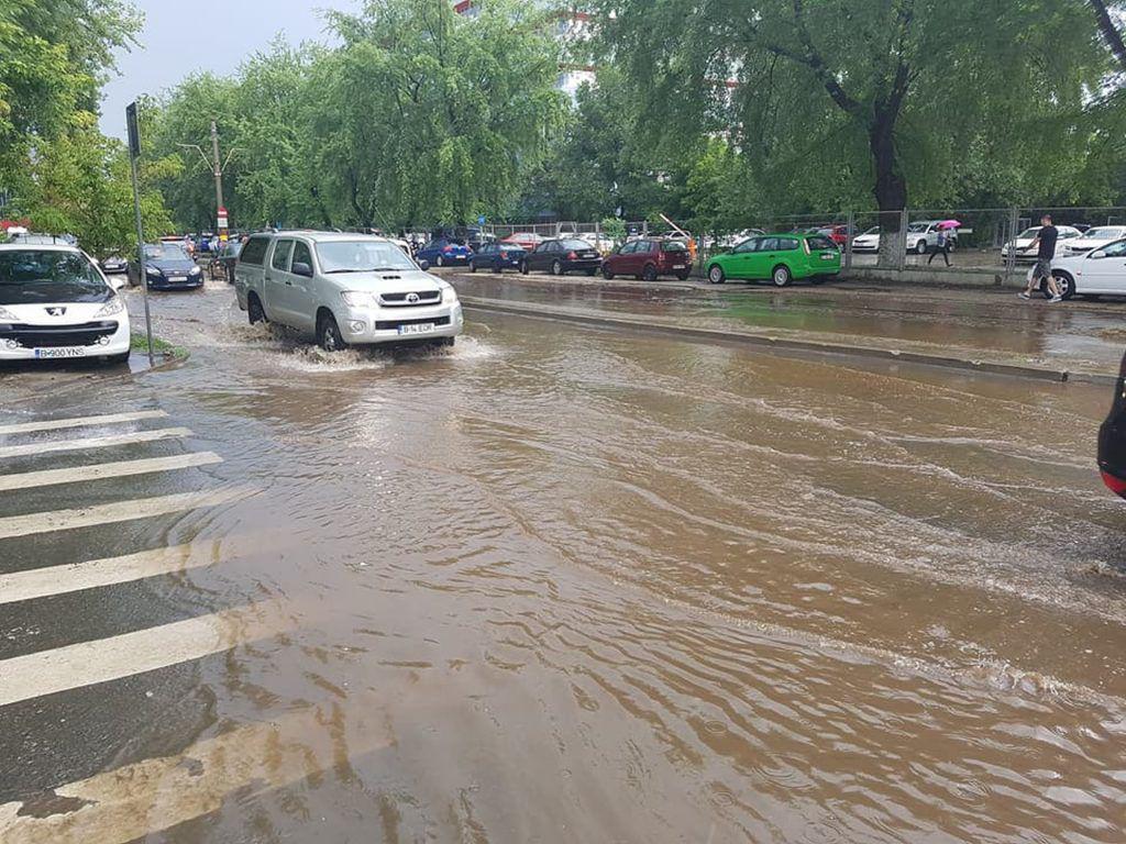 Prăpăd în București după ploaia torențială de joi după amiază